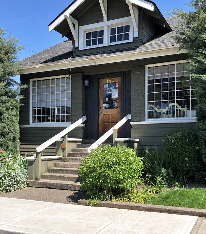 In summer sunshine or winter rain, this green bungalow beckons with the promise of breakfast that's worth getting out of bed for.