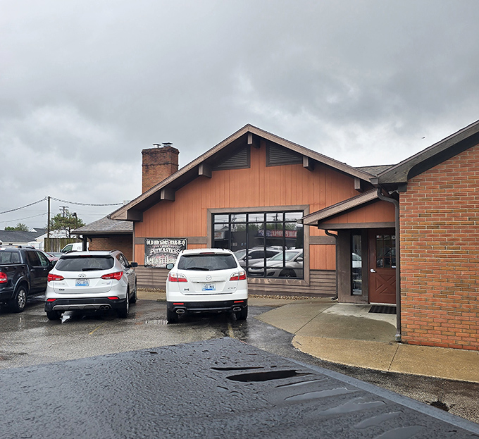 Even on a rainy day, Old Hickory's welcoming exterior draws barbecue enthusiasts &ndash; proof that neither snow nor rain stays the course of true hunger.