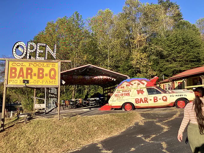 When your restaurant sign includes "Pig Hill of Fame," you're making a promise about your barbecue that you'd better be able to keep.