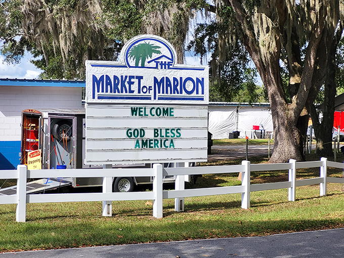 The welcoming sign that promises treasure hunting adventures beyond. Like Disney for bargain hunters, but with significantly shorter lines and no height requirements.