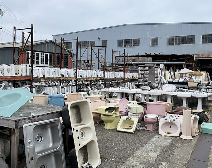 A rainbow of vintage bathroom sinks proves that avocado green and powder blue weren't just fashion choices&mdash;they were bathroom commitments.