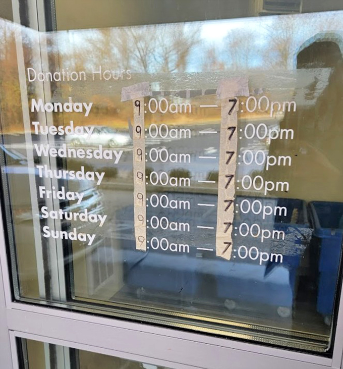 Seven-day donation hours mean you can purge your closet guilt any day, immediately replacing everything you just donated inside.