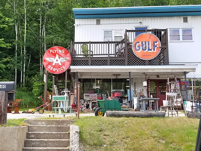 Vintage Junky's nostalgic signs and treasure-hunt atmosphere prove that in Berlin, yesterday's memorabilia becomes today's must-have conversation pieces.