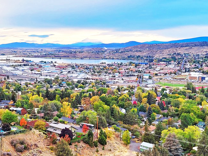 Autumn paints Klamath Falls in colors that would make New England jealous, minus the leaf-peeper traffic.