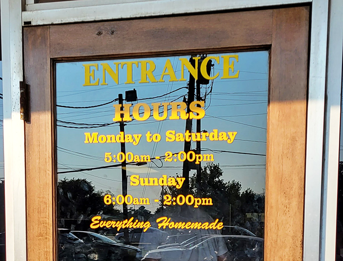 Hours posted like a promise: "Everything Homemade" from dawn to dinner, Monday through Sunday.
