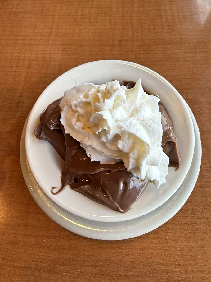 Chocolate pudding with whipped cream: simple, nostalgic, and proof that sometimes the best desserts don't need to be complicated to be perfect.