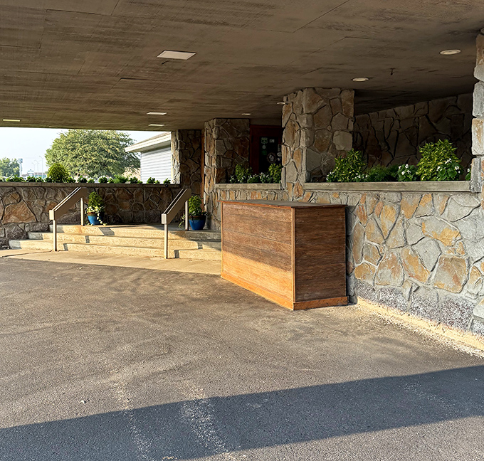 The entrance says it all: leave your pretensions at the door, but bring your appetite&mdash;you're going to need it.