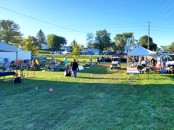 Early morning at the market offers the best selection and fewest crowds. The golden rule of flea marketing: the early bird gets the vintage worm.