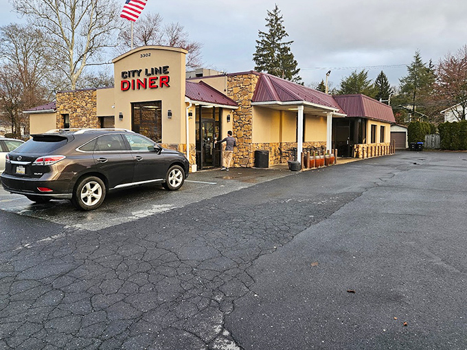 The exterior view reveals why locals keep this place busy&mdash;it's not about flashy appearances, but the consistent comfort waiting inside.