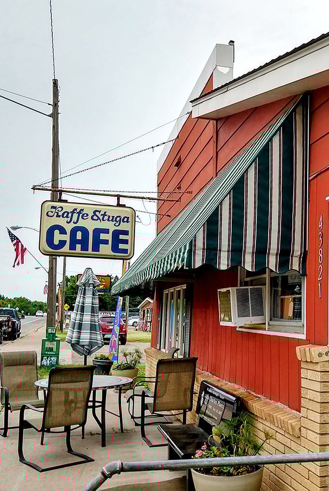 Fair weather brings the option of outdoor seating&mdash;where Highway 61 provides the background music to your Swedish pancake symphony.