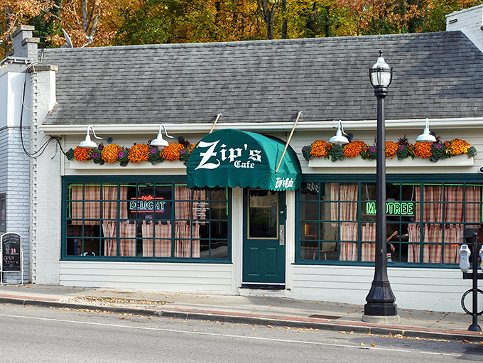 In autumn, Zip's exterior glows with seasonal charm &ndash; the kind of place Norman Rockwell would paint if he had a serious craving for chili.