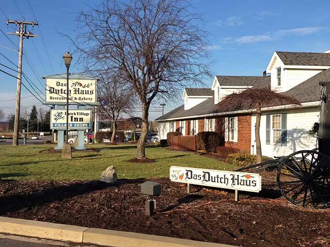 The roadside view that has beckoned hungry travelers for decades&mdash;a white farmhouse exterior that promises homestyle goodness within.