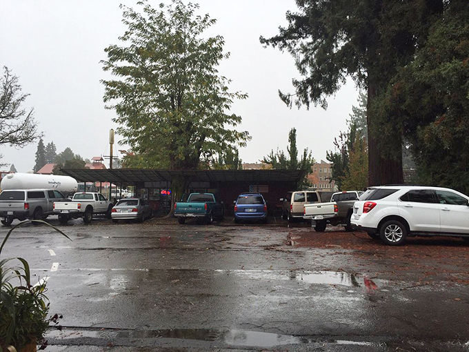 Even on a rainy day, the parking lot fills with devotees. Some culinary pilgrimages are worth braving the elements for.