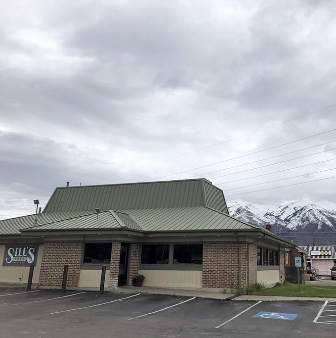 A humble parking lot that's seen more breakfast pilgrimages than most churches see Sunday services. Arrive early or practice patience.