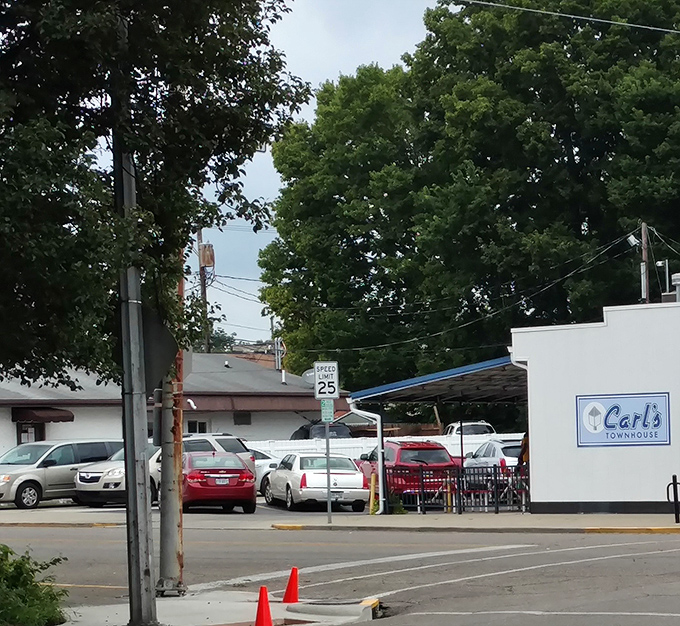 Even the parking area feels like part of the experience, where cars from every walk of life gather in democratic harmony, united by the universal language of hunger.