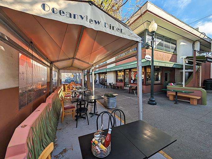 Outdoor seating for those rare Berkeley days when the sun decides to make an appearance. Urban dining with a side of people-watching.