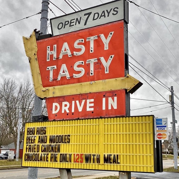 The vintage sign promises "Hasty Tasty" and delivers exactly that – quick, delicious comfort food that's been drawing Ohioans for decades.