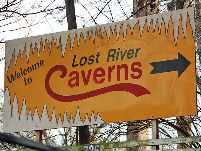 The vintage sign points the way to subterranean adventure with classic cave-themed flair. Like following breadcrumbs to the geological gingerbread house.