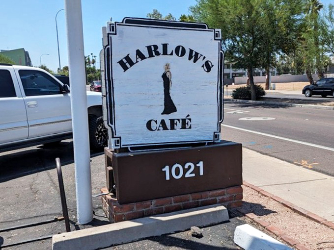 The street sign that's guided hungry Arizonans for decades. Like a lighthouse, but instead of avoiding rocks, you're finding pancakes.