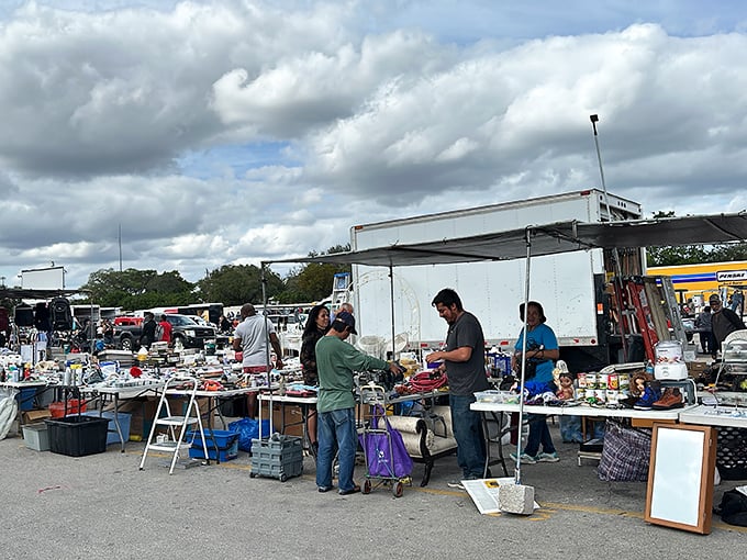 The outdoor vendor area&mdash;retail in its most primal form. Here, haggling isn't just permitted; it's practically mandatory for the authentic experience.