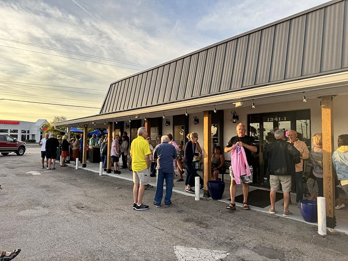 That line outside isn't just decoration&mdash;it's a crowd of people who know that waiting for great seafood is like waiting for a sunset: always worth it.