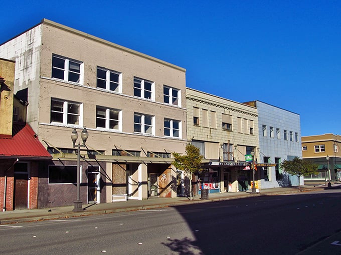 Downtown Aberdeen: where brick buildings tell tales of lumber glory days under that impossibly blue Washington sky. Like a faded postcard from a time when timber was king!