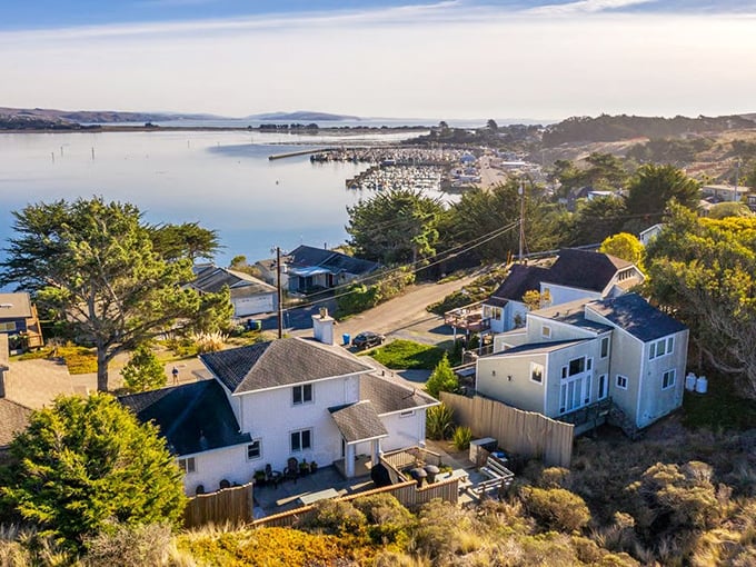 Harbor views that make you want to drop everything and buy a fishing boat. Pure coastal serenity!