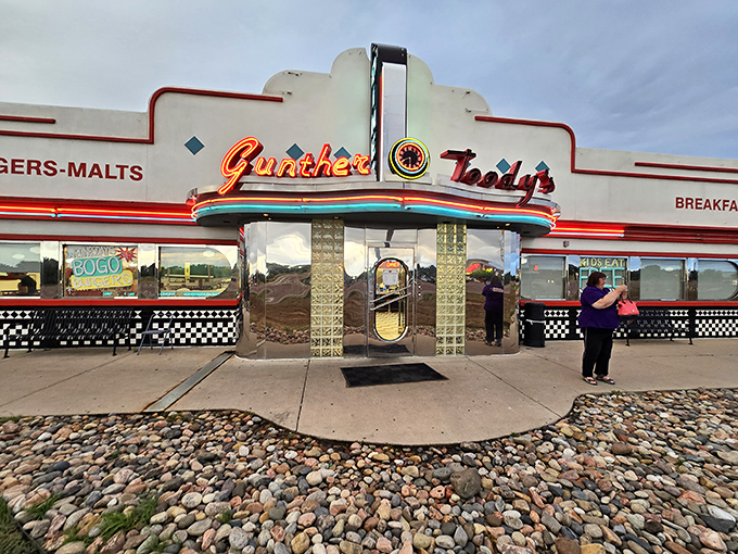 That retro chrome and neon glow makes every breakfast feel like a scene from Happy Days.