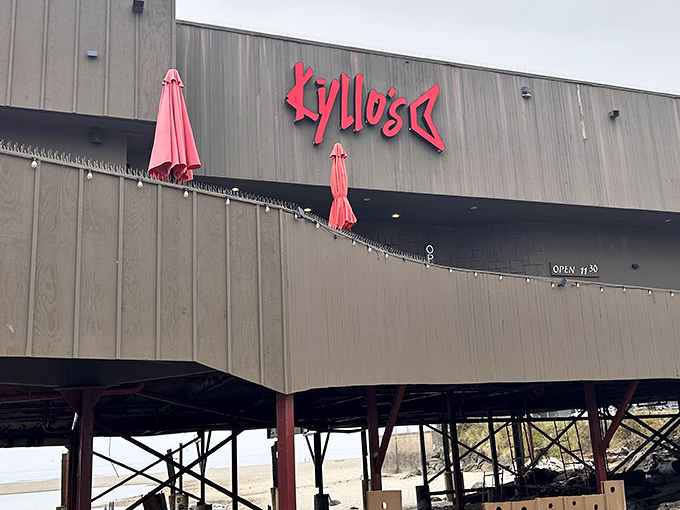 Kyllo's iconic red fish sign welcomes hungry visitors to this Lincoln City treasure perched right over the water.