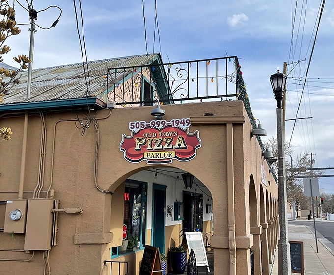 Old Town charm meets pizza perfection! This adobe treasure in Albuquerque's historic district promises a slice of New Mexico heaven.