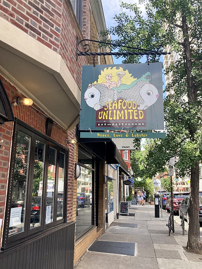 That cheerful fish sign practically winks at you - "Peace, Love & Lobster" says it all perfectly.