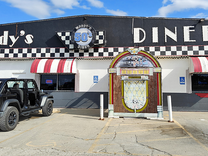 Woody's 50's Diner beckons with its classic checkered trim and jukebox entrance &ndash; a time machine disguised as a restaurant!