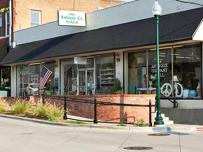 A slice of small-town Americana, complete with American flag and peace sign &ndash; the perfect antique hunting headquarters!