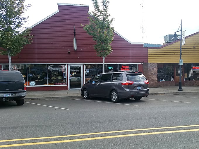 Guardian statues flank the entrance to this red wonderland of curiosities. They've seen thousands of bargain hunters come and go!