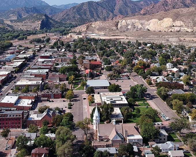 Ca&ntilde;on City sprawls beneath rugged mountains, its grid of streets telling stories of the Wild West. The perfect basecamp for Royal Gorge adventures.