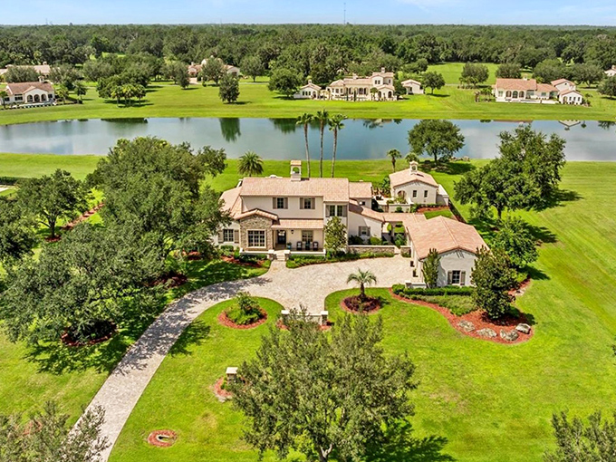 When your backyard looks like a country club fairway, retirement suddenly makes perfect sense in Dunnellon.