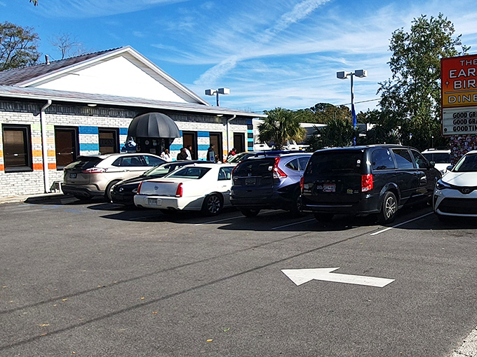 Packed parking lot alert! When locals line up like this, you know the chicken and waffles must be worth the wait.