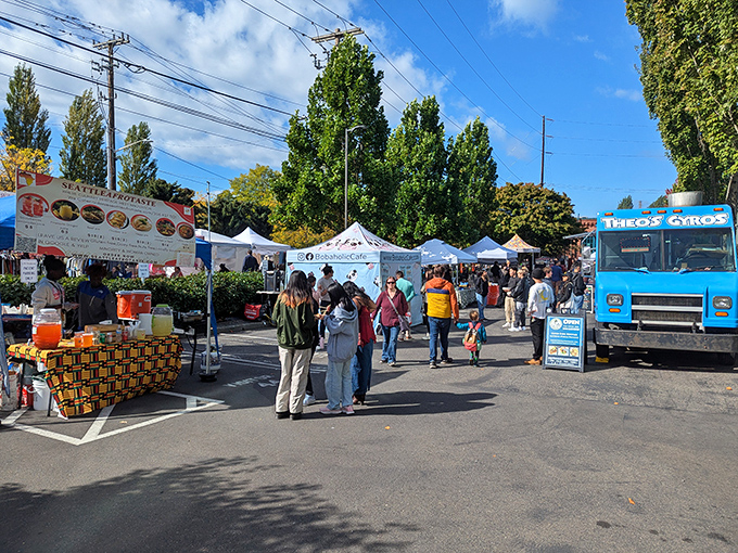 Food trucks and craft vendors create a perfect Sunday symphony at Fremont Market. Like a potluck where everyone brought their A-game!