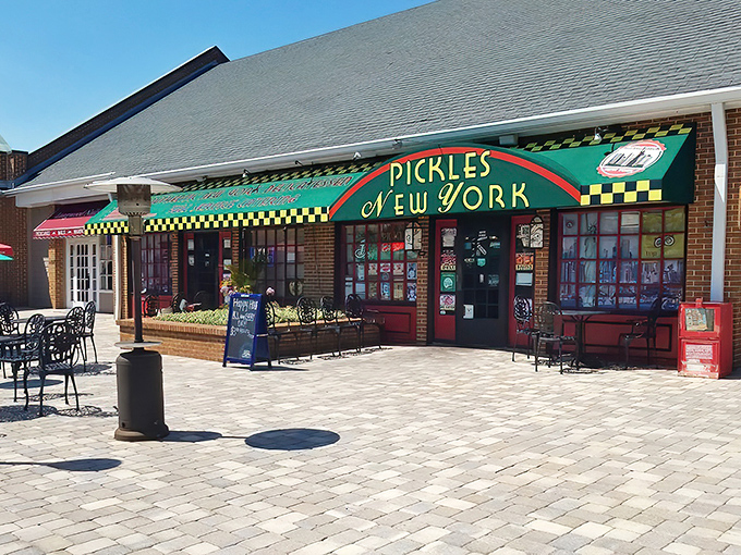 This outdoor setup screams "eat your pastrami in paradise" - New York flavor meets Florida sunshine. 