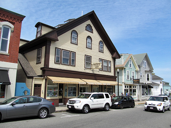 Teta's Bakery anchors this charming Rockport street. Classic New England architecture with a side of "I could live here forever" vibes.