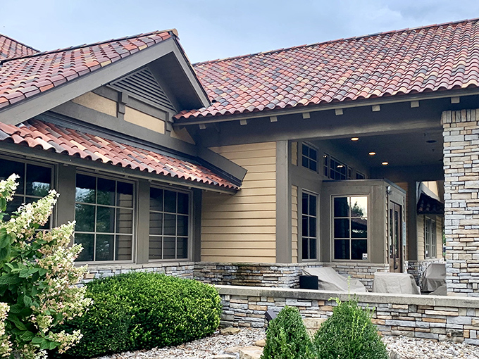 Red tile roof, stone accents, and a welcoming entrance—Stoney River's unassuming charm is just the appetizer.