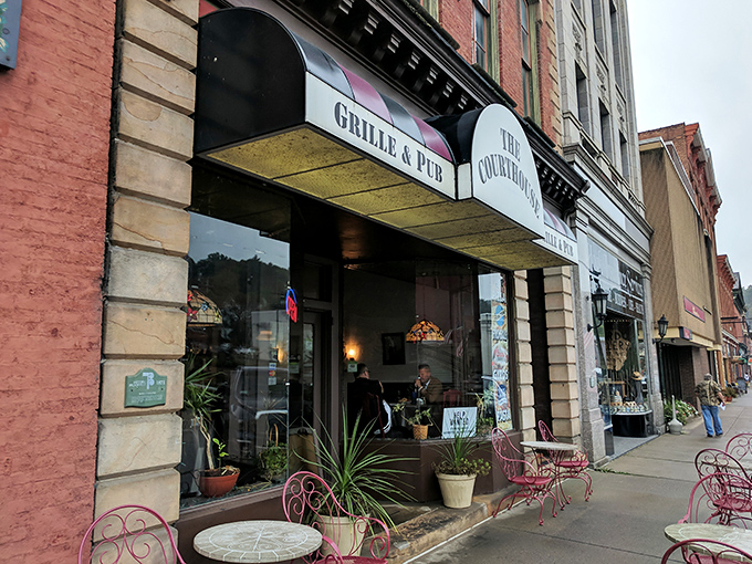 The Country Cupboard Grille & Pub isn't just serving meals&mdash;it's dishing out that small-town ambiance where everybody might know your name by dessert.