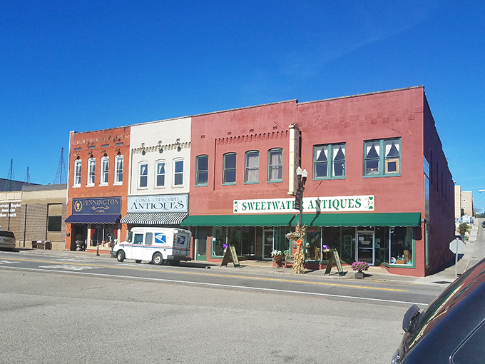 Antique hunters, rejoice! Downtown Loudon's colorful storefronts house treasures waiting to be discovered, like archaeological digs for vintage enthusiasts.