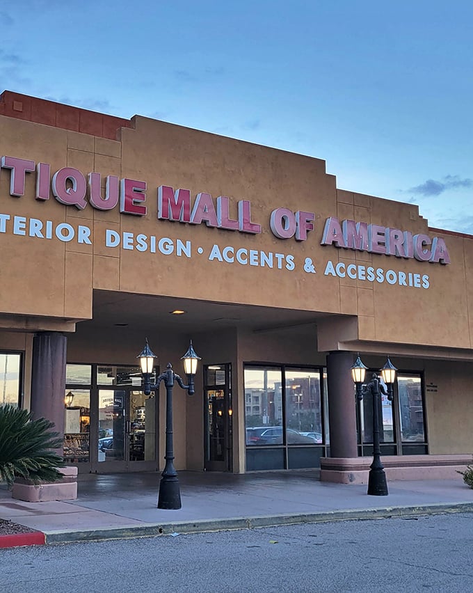 The evening glow transforms the mall's facade into something almost magical &ndash; like a portal to yesteryear with mood lighting.