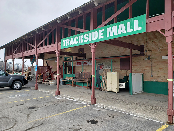 The green-and-pink exterior combo shouldn't work, but somehow it's as perfect as peanut butter meeting jelly.