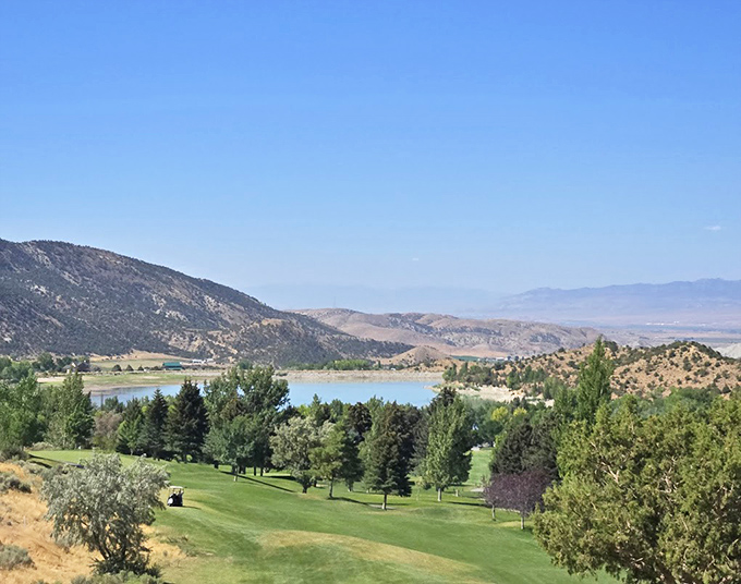 The golf course that ruins your concentration with every swing. "Sorry about that triple bogey&mdash;I was distracted by that ridiculous panorama."