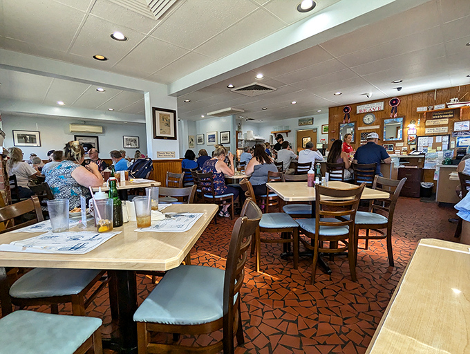 No fancy lighting or designer chairs here&mdash;just tables full of happy diners who know the difference between trendy and timeless.