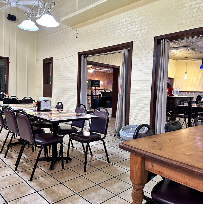 Simple, clean, and welcoming&mdash;this dining room isn't trying to impress Instagram, it's focused on impressing your taste buds. The real d&eacute;cor here is the aroma of breakfast cooking. 