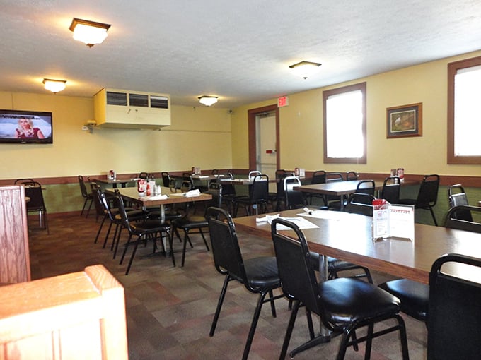 Simple tables, practical chairs &ndash; White House Chicken puts every resource into what matters most: that glorious bird on your plate.