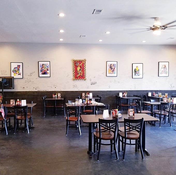 Simple, unpretentious dining room where the food, not the decor, takes center stage in this Memphis melody.